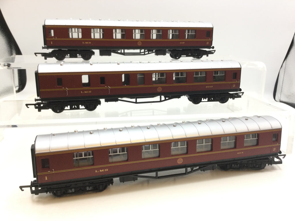 Hornby R2172 OO Gauge LMS Class 2P 4-4-0 Loco & Stanier Coach Set