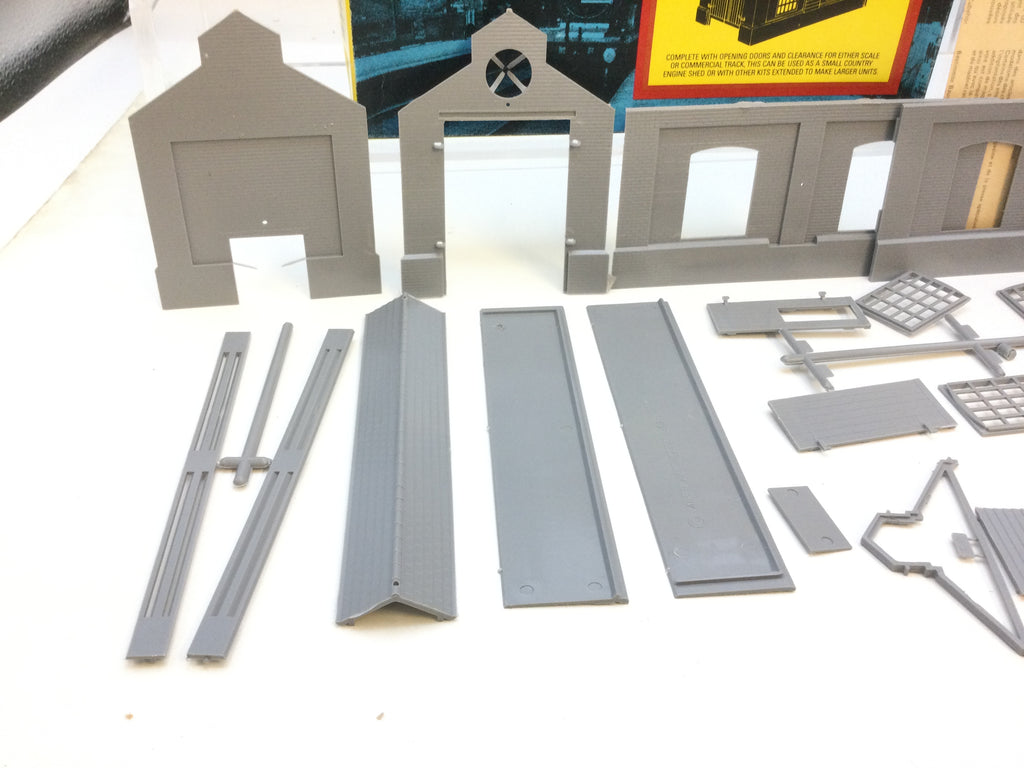 Airfix 03617-1 OO/HO Gauge Engine Shed Kit