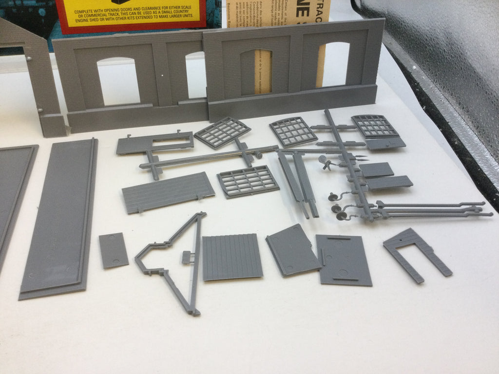 Airfix 03617-1 OO/HO Gauge Engine Shed Kit