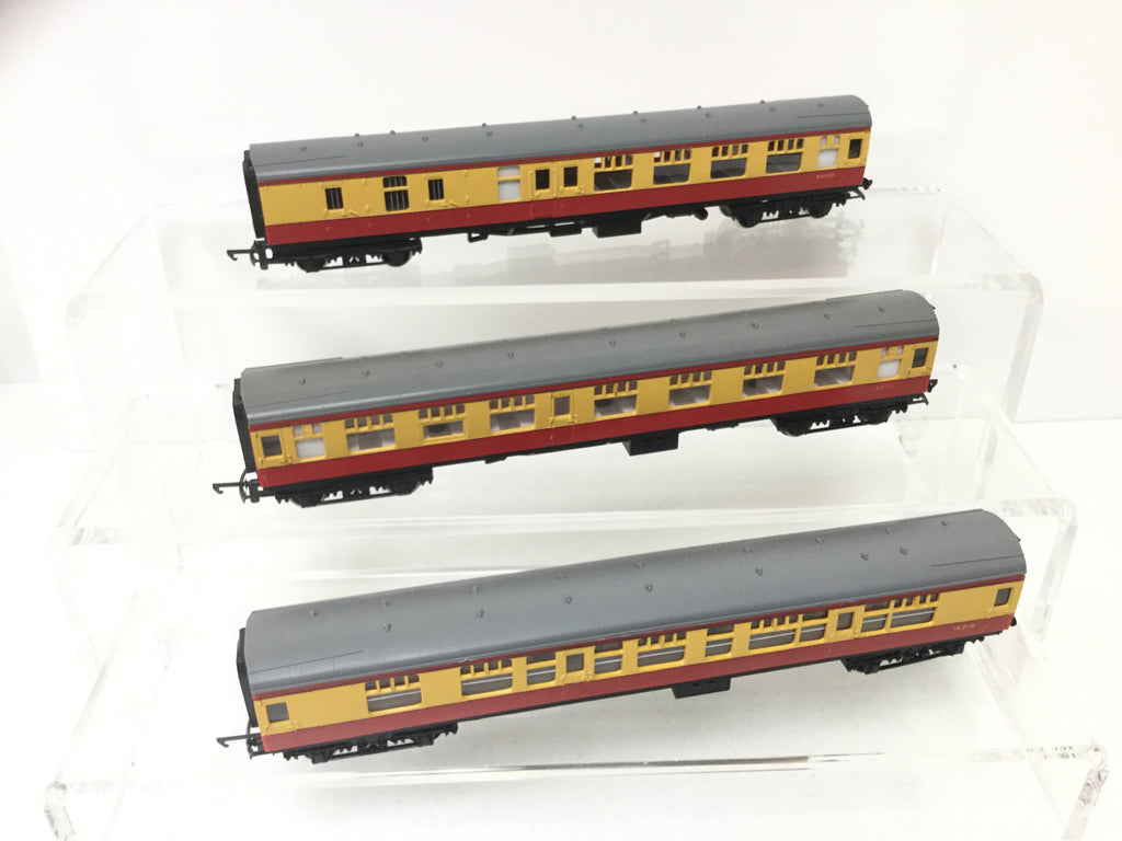 Hornby R626/R928/R929 OO Gauge Blood/Custard Mk 1 Coaches