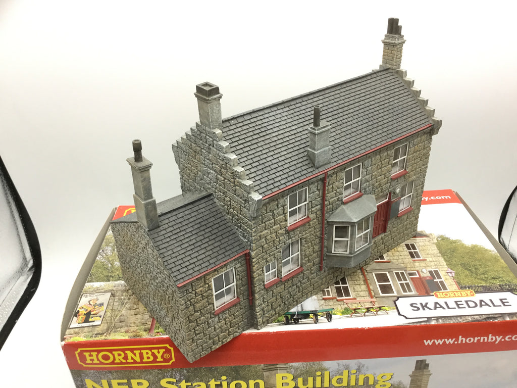 Hornby R9739 OO Gauge NER Station Building
