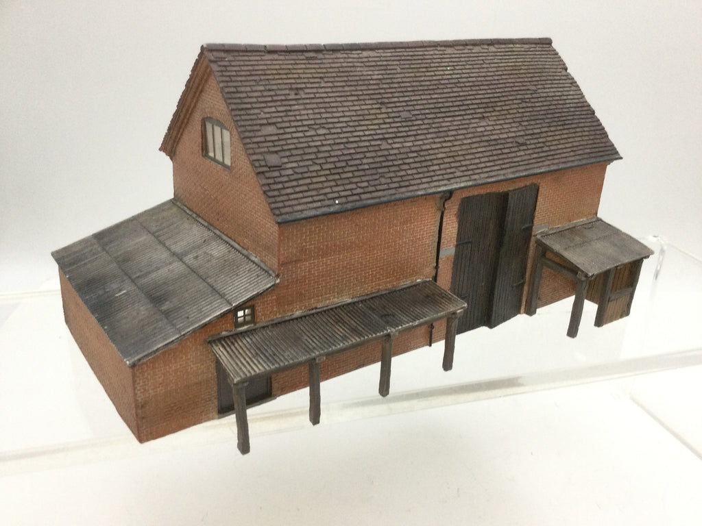 Bachmann 44-104 OO Gauge Red Brick Barn