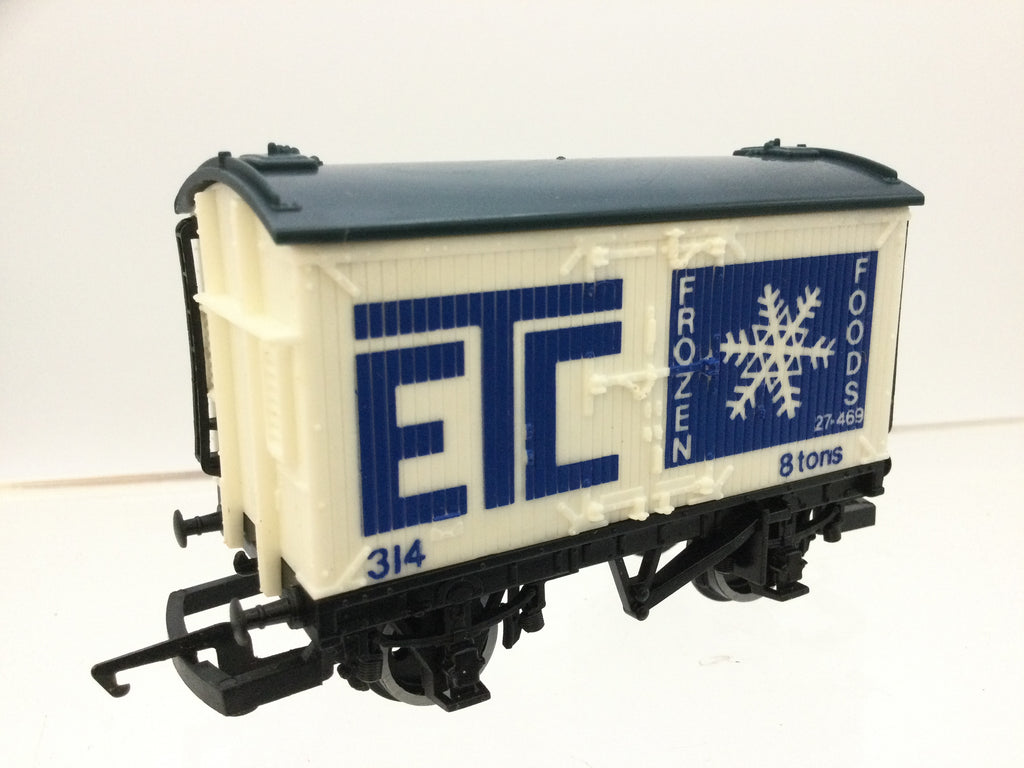 Hornby R200 OO Gauge Refrigerated Van ETC